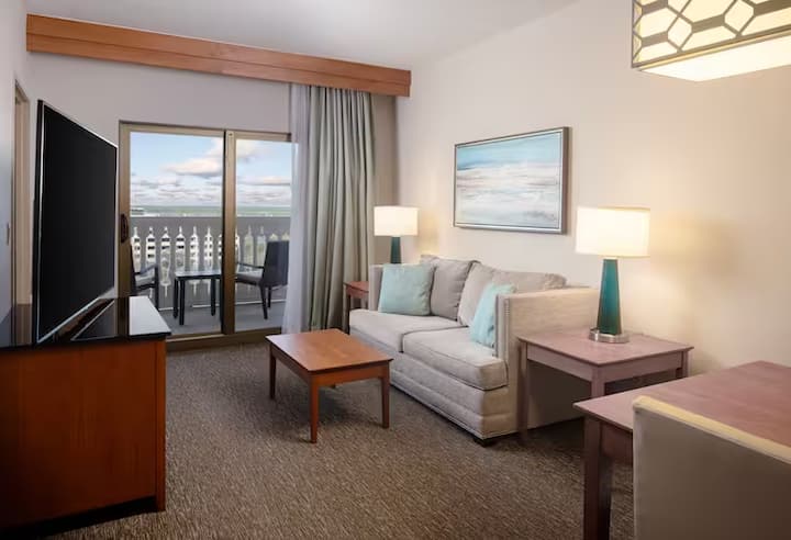 Experience Tampa Bay's Charm, 3 Units W/ Lake View - St. Petersburg, FL