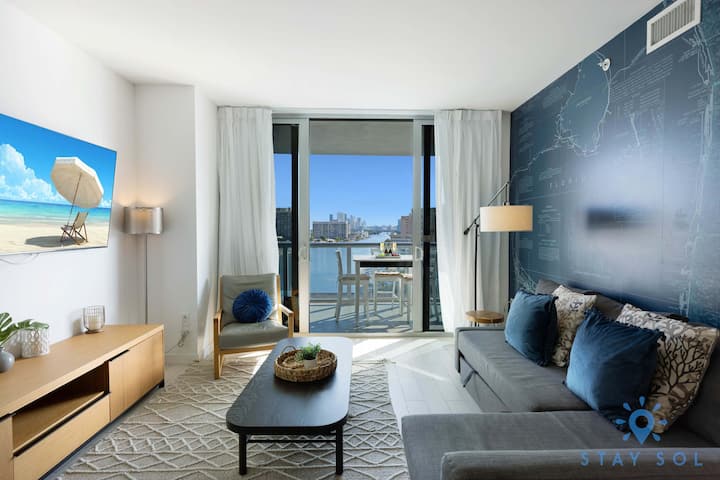 Skyline & Waterfront Retreat | Modern 2br Apt - Hallandale Beach, FL