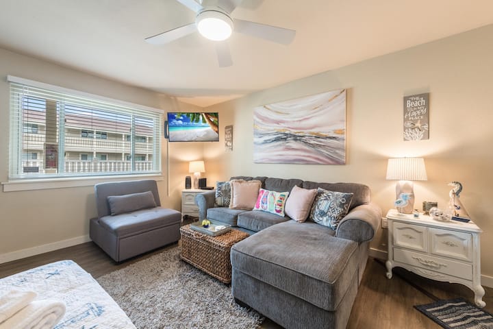 Cozy Studio Large Pool W/ A Private Courtyard And - Port Aransas, TX