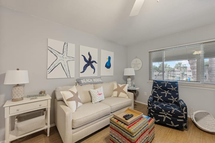 Cozy Studio Large Pool W/ A Private Courtyard And - Port Aransas, TX