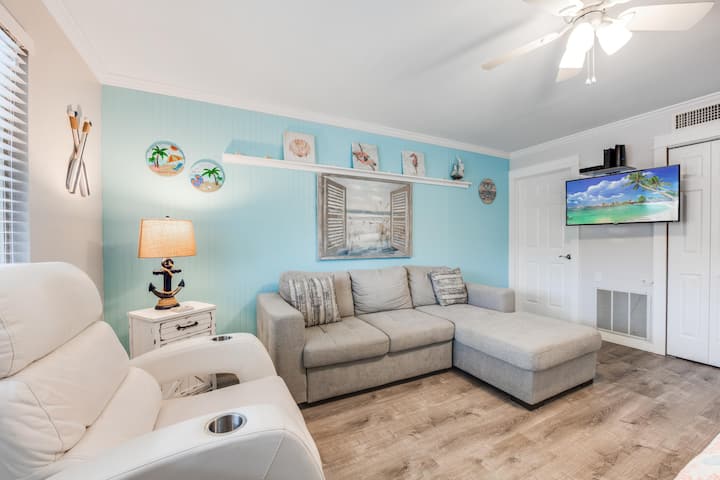 Cozy Studio Large Pool W/ A Private Courtyard And - Port Aransas, TX