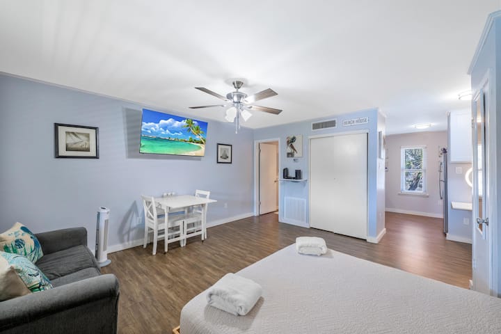 Cozy Studio Large Pool W/ A Private Courtyard And - Port Aransas, TX