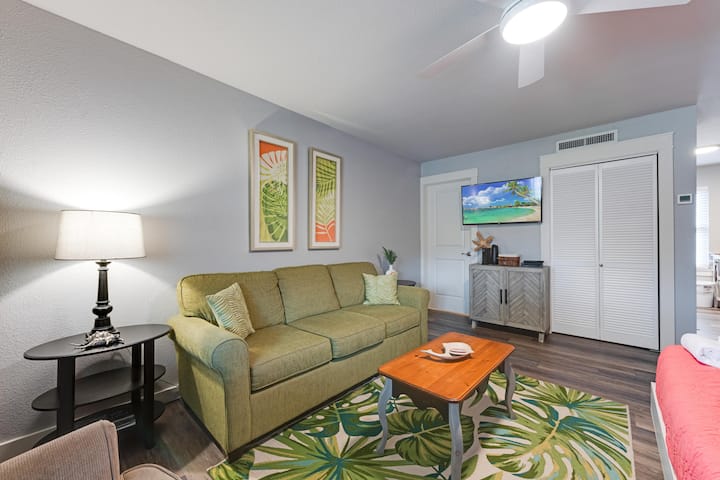 Cozy Studio Large Pool W/ A Private Courtyard And - Port Aransas, TX