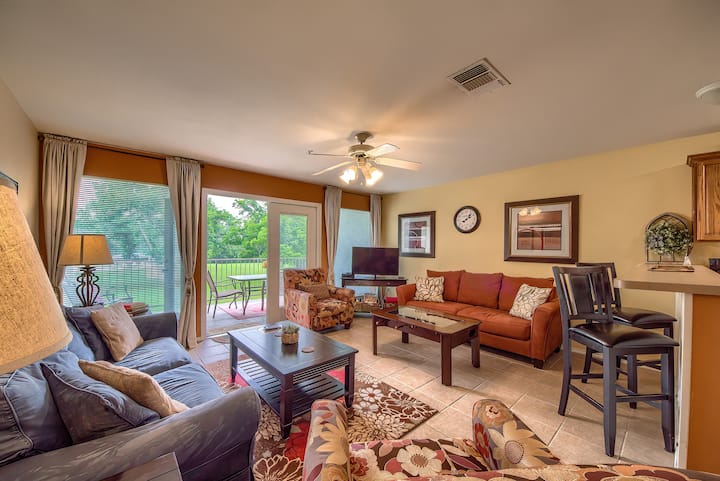 Ww E202 Schlitterbobs Hideaway - New Braunfels, TX