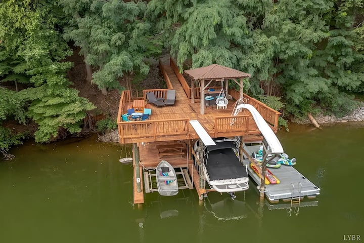 Sasquatch Lodge: Smith Mountain Lakefront Cabin - Smith Mountain Lake, VA