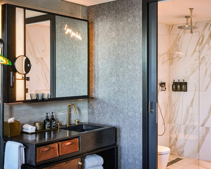 Deluxe Room At Sir Adam Hotel - Amsterdam