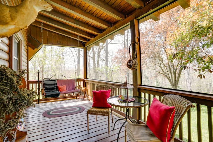 Peaceful Luray Cabin W/ Hot Tub, Deck & Fire Pit! - Luray, VA