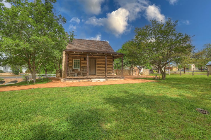 Town Creek Cabin Walk To Main St. - Fredericksburg, TX