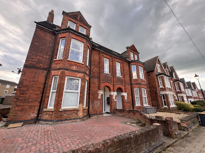 Large 2 Bed In Centre/parking/garden/bills Inc - Bedford