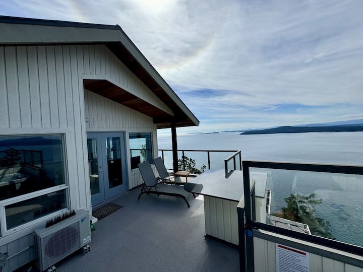 West Suite- Ocean Front Suite With Private Hot Tub - Pender Island