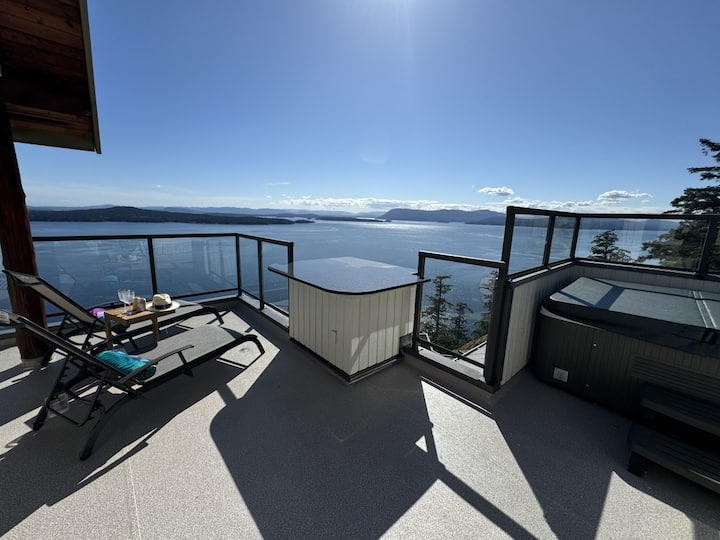 West Suite- Ocean Front Suite With Private Hot Tub - Sidney