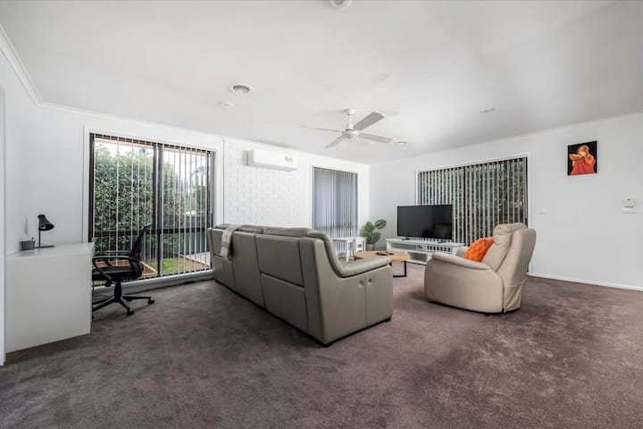 Hidden Gem In Gowrie! Large Family Garden - Canberra