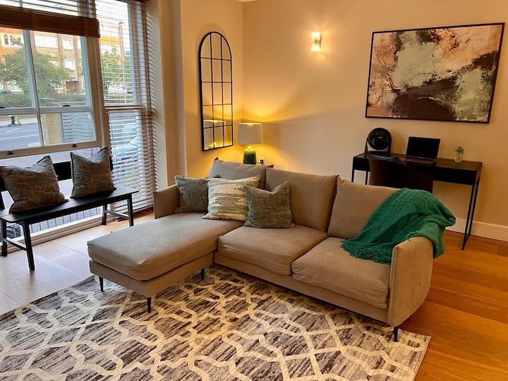 New Interior Designed 2 Bed With Parking Putney - London