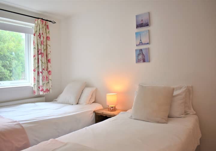 Parking, Central, Quiet, Spacious, And Bright Flat - Chichester