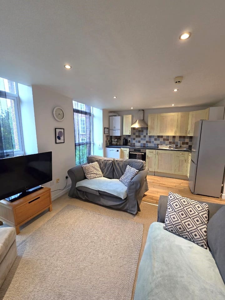 Parking, Central, Quiet, Spacious, And Bright Flat - Chichester