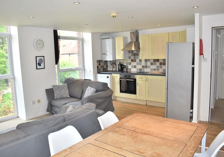 Parking, Central, Quiet, Spacious, And Bright Flat - Chichester