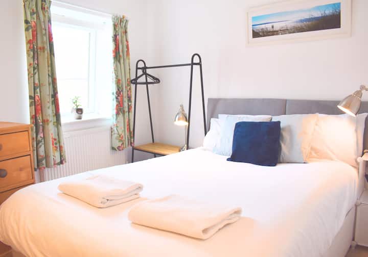 Spotless City Centre Apartment – Quiet Residential - Chichester