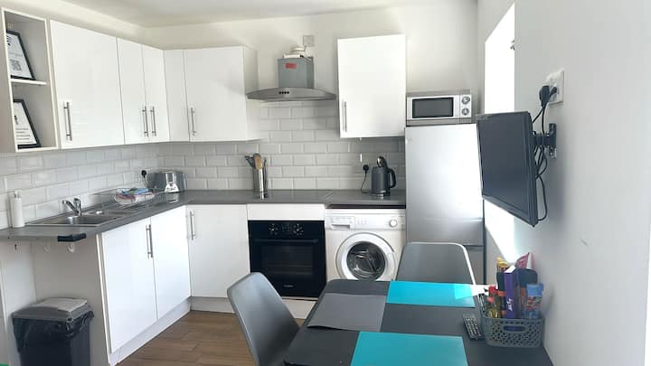 Central City Flat, Peaceful Location Great Views - Chichester