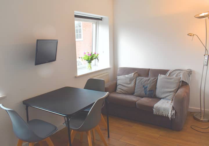 Spotless City Centre Apartment – Quiet Residential - Pagham Beach