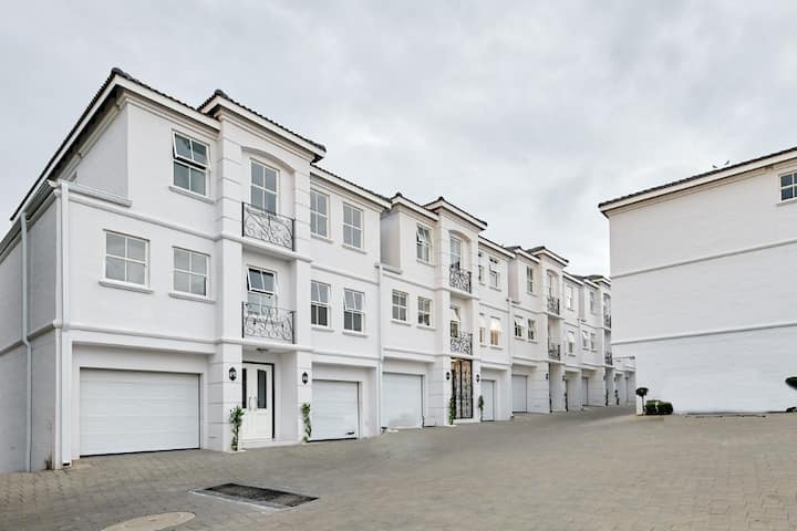 Modern 3br Townhouse In Secure Jhb Complex - Sandton