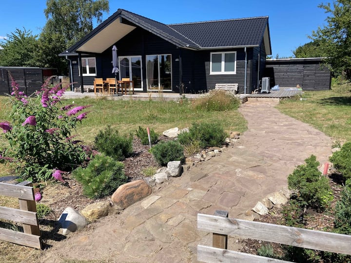 Snug In Snogebæk: A Modern Cozy Summer House - 보른홀름