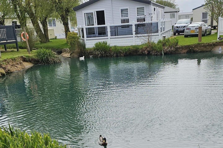Premium Caravan - Sleeps 6 - Parking - Pool - Hunstanton