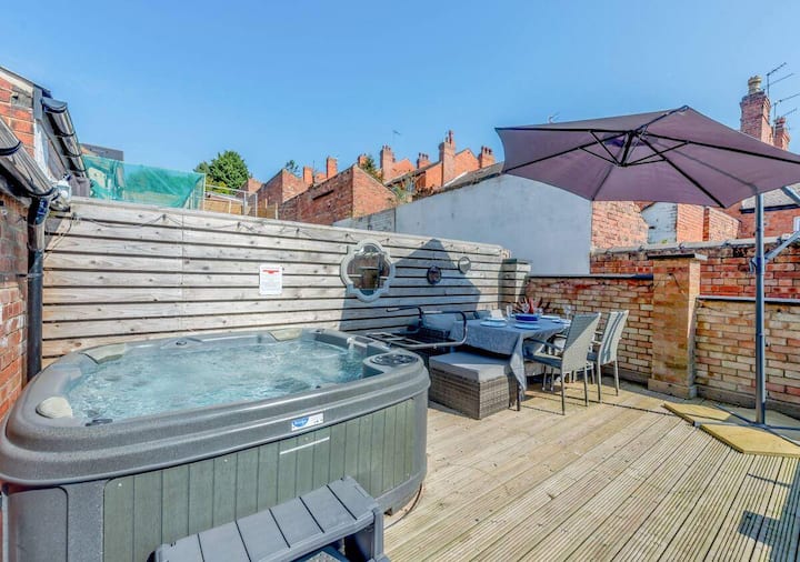 Luxury Lincoln Home - Sleeps 8 - Hot Tub - Pets - 링컨