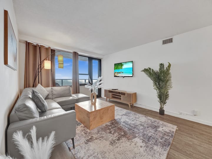 Amazing Ocean View Condo / 2bd Beach Resort / 606 - South Beach, FL