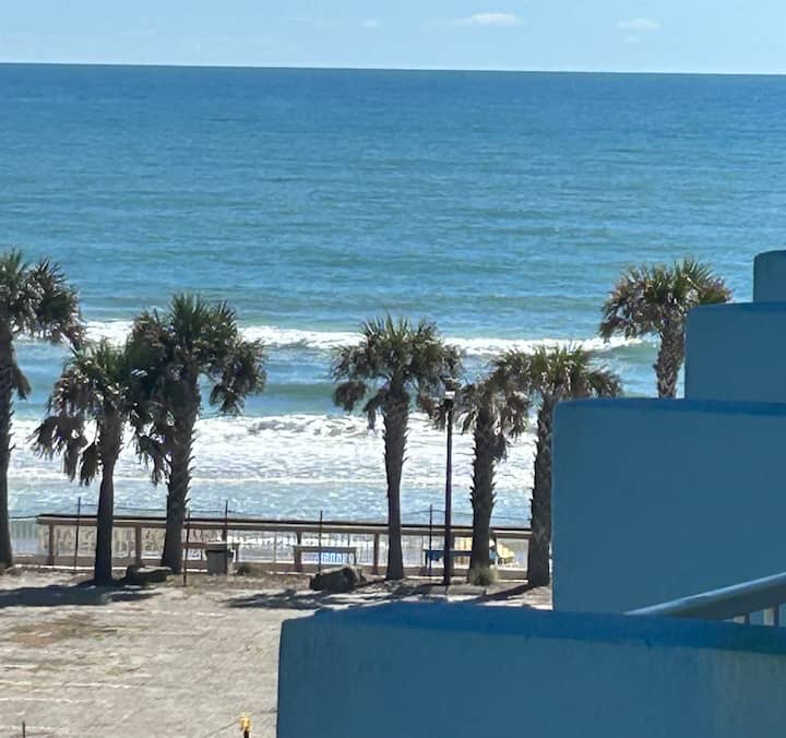 Luxury Ocean Front Condo, Pool And Oasis Tiki Bar! - Daytona Beach, FL
