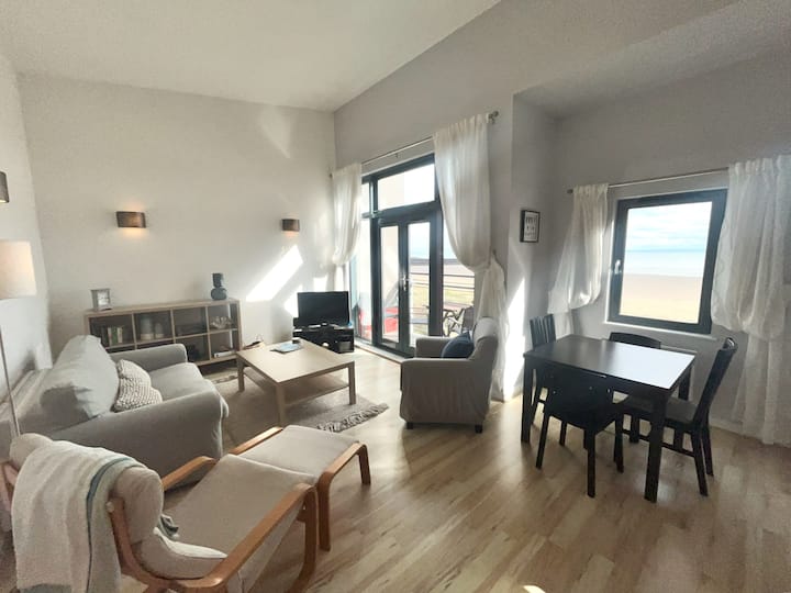 Top Floor, Two-bedroom Apartment With Sea Views - Swansea