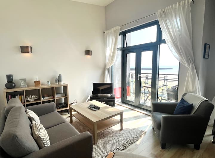 Top Floor, Two-bedroom Apartment With Sea Views - Swansea