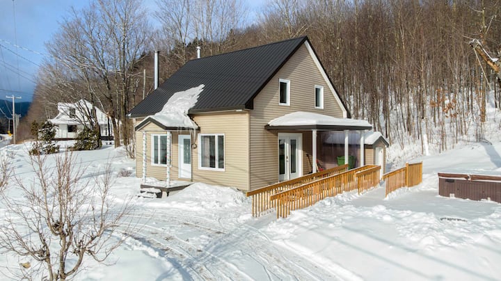 Sentier De Motoneige, Spa Privé Et Foyer Intérieur - Quebec