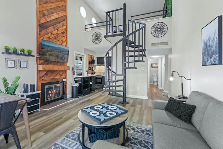 The Loft – Picturesque Condo For 6 W/ Epic Views! - Gatlinburg, TN