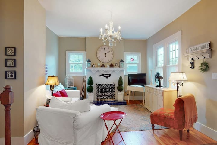 Downtown 3br Dog Friendly | Fireplace | Deck - Hendersonville, NC
