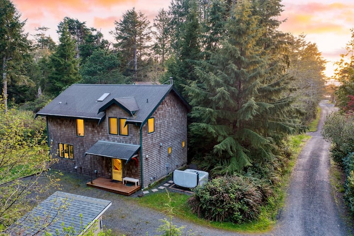 Walk To The Beach | Hot Tub + Outdoor Dining Area - Cannon Beach, OR