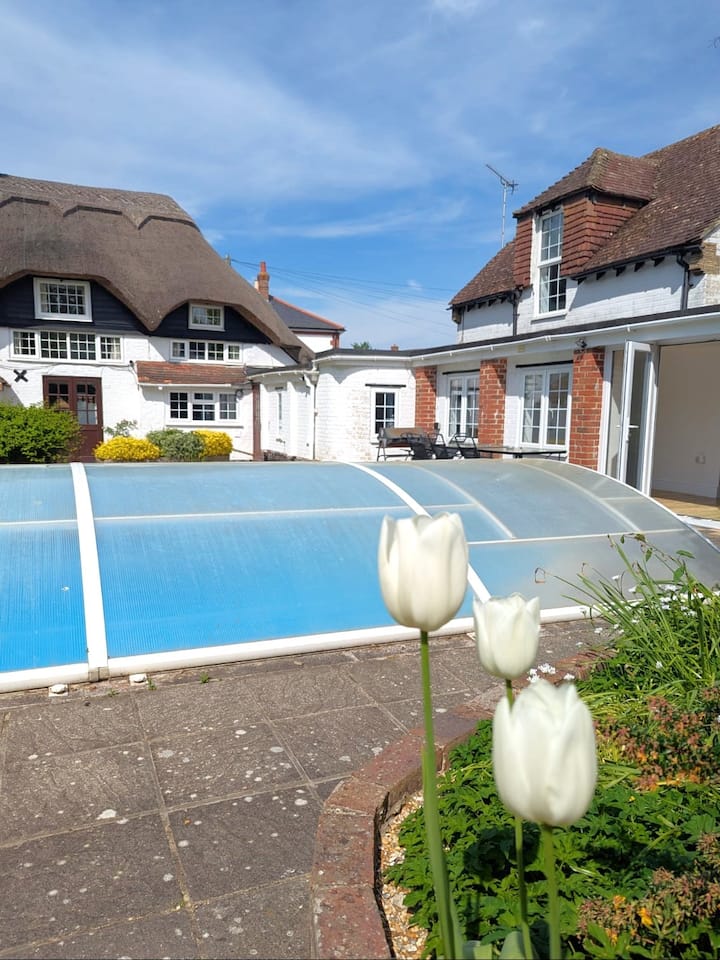 Charming Thatched Cottage, 4 Bedrooms W/ Pool & Pe - West Wittering