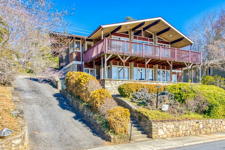 Casual 2br Lakeview | Pool - Lake Junaluska, NC