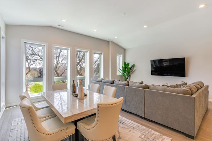 7 Mi To Downtown: Luxe Chicago Condo - Chicago