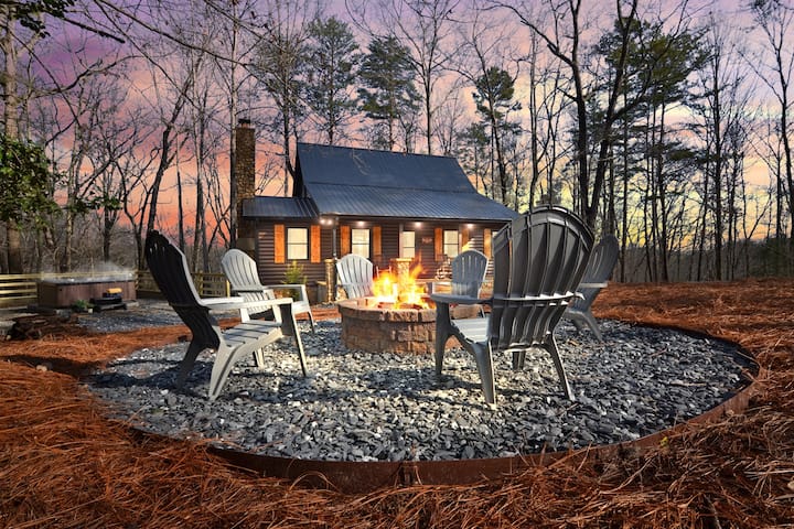 10 Mins Downtown, New Remodel, Hot Tub,  Fire Pit - Dahlonega, GA