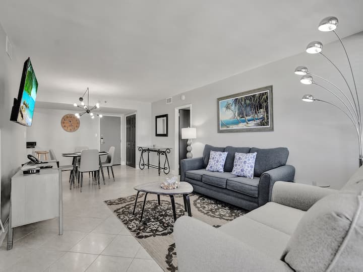 Cozy Beachfront 2 Bedroom Condo Beach Service 406 - Miami Beach