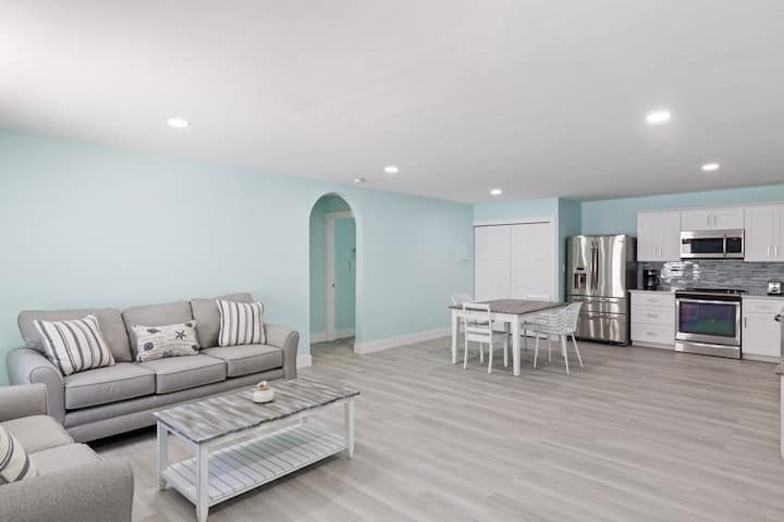 Egret Bungalow- Renovated Cottage Near Beaches - Bonita Springs