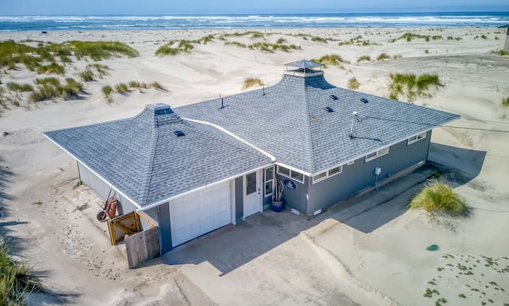 Oceanfront Sand & Sky Getaway With Game Room - Waldport, OR