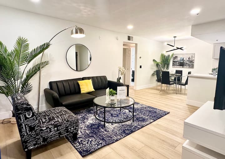 Lux 2br/2ba Condo Strip View W/gym And Pool - Las Vegas Strip, NV