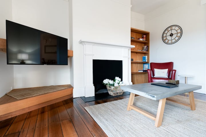 Timeless Elegance With City Views, Wi-fi & Parking - Launceston
