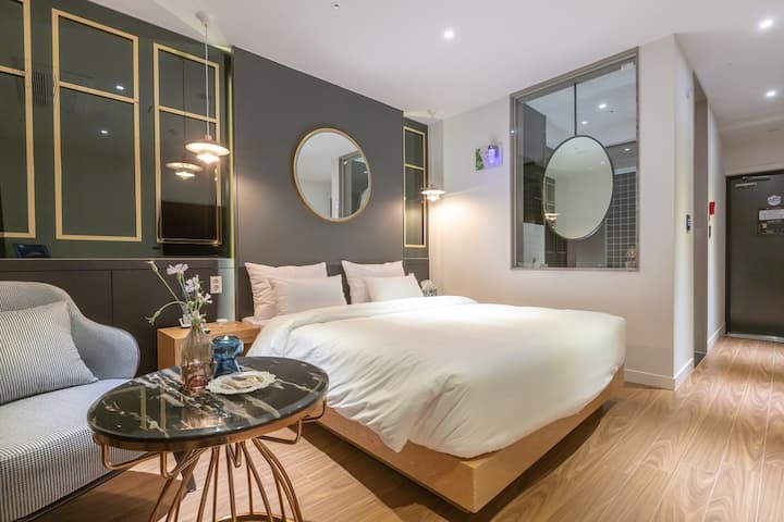 모던 인테리어의 도심 속 힐링공간 디럭스 더블B - 주촌면