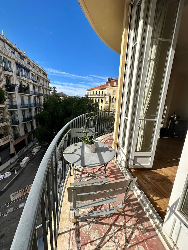 Joli 56m² Avec Balcon En Rotonde Près De La Mer - Nice