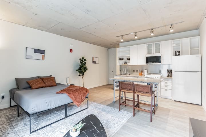 New Build Studio Apartment At City Club - Cleveland Metroparks Zoo, Cleveland