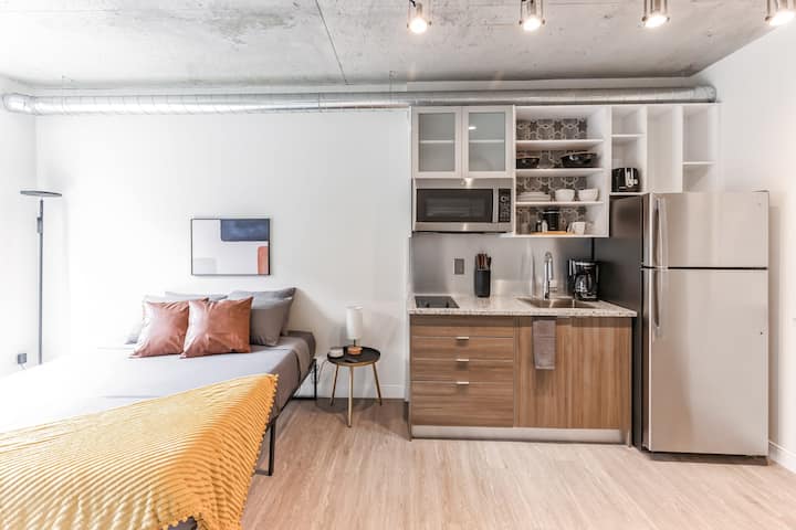 Discover Downtown! Cozy Studio By The Flats East B - Cleveland, OH