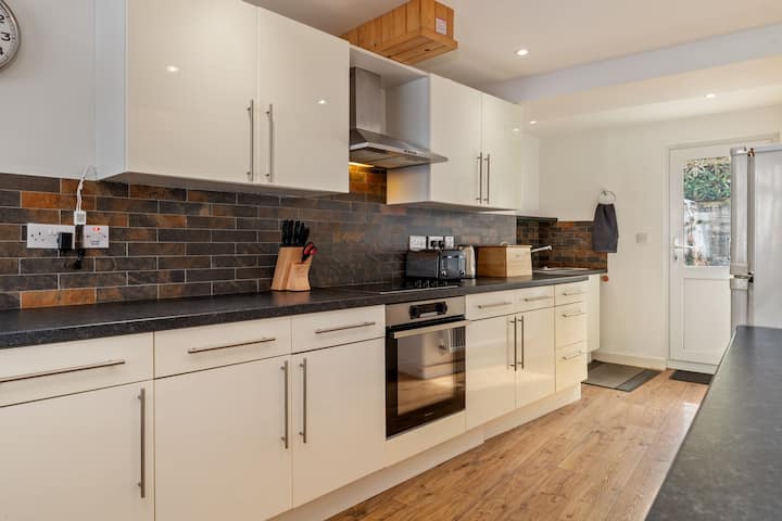 Stones Throw From Castle And Estuary Walk - Llansteffan