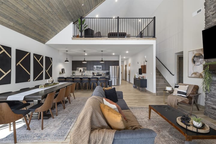 Spacious Retreat W/ Game Room & Steps To Pools - Branson, MO